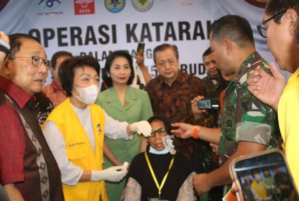 Peringati HUT Yang Ke 13, Korem 045/Gaya Gelar Operasi Katarak Gratis