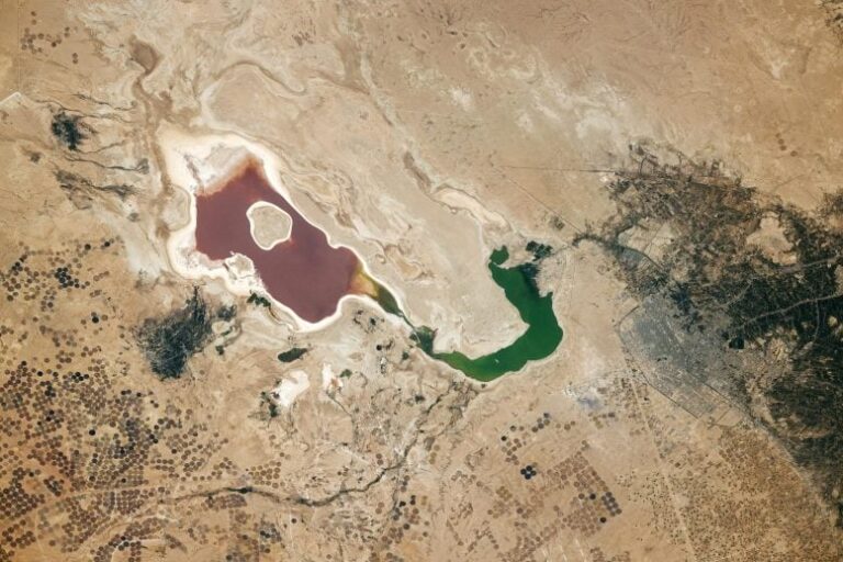Astronot Menangkap Warna Pelangi yang Memukau dari Pergeseran Danau ...
